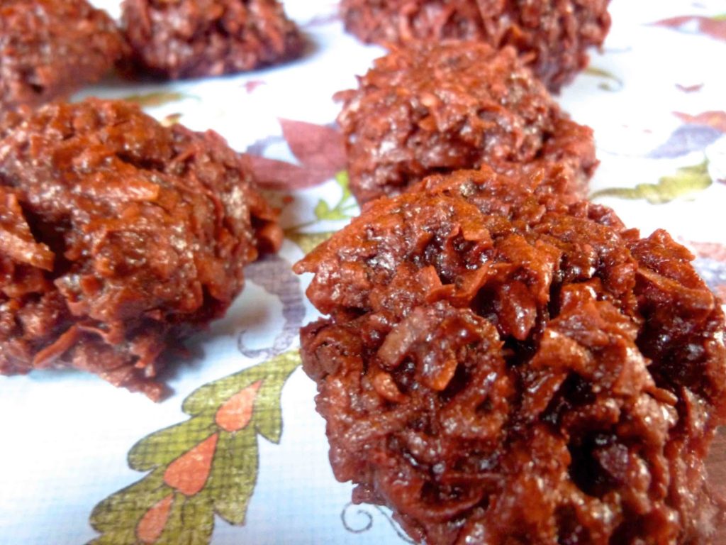 Macaroon Monday: Red Velvet Macaroons for Passover – Diary of a Mad ...
